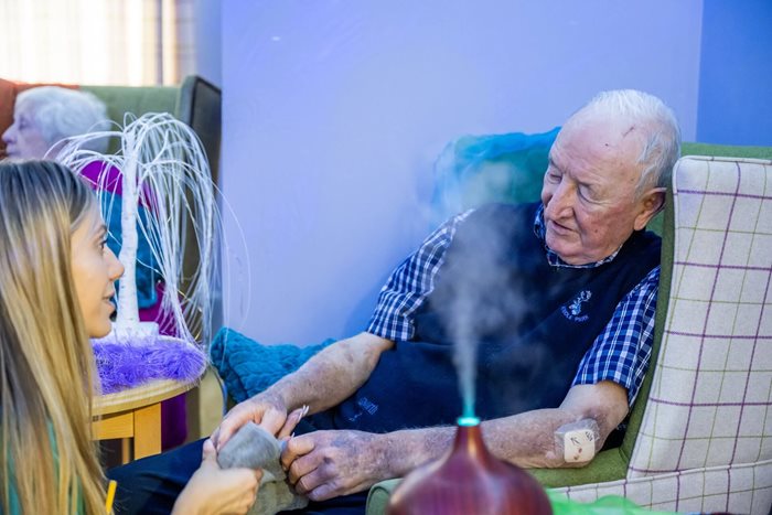 Distressed behaviour in dementia | Care UK | Care UK